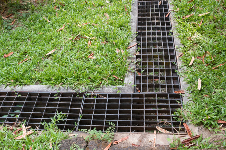 Drainage im Garten verlegen » Wann und was ist notwendig?