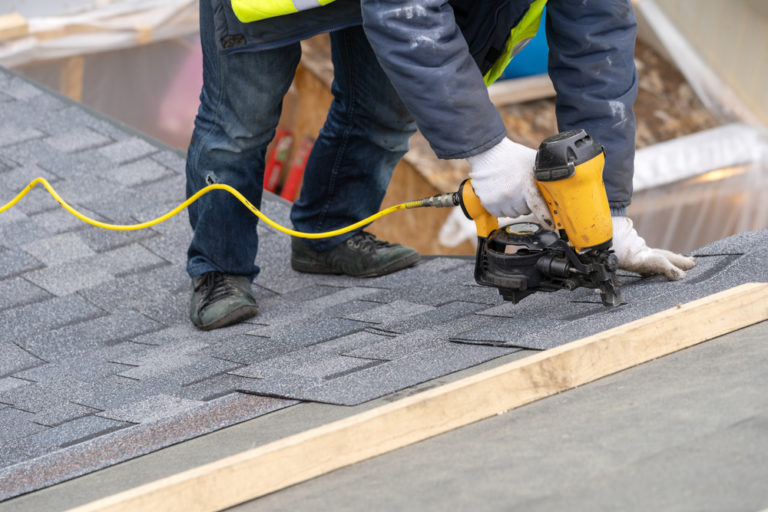 Schindeln aus Dachpappe verlegen - So machen Sie es richtig
