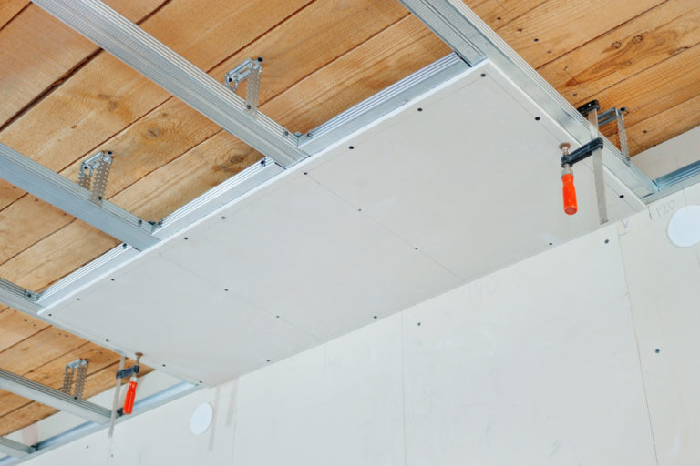 Holzdecke mit Rigips verkleiden » Tipps für Ihr Projekt