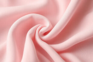 Kleine Löcher in Kleidung reparieren » So geht's einfach