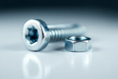 Schrauben mit Mutter richtig verbinden » So gelingt's