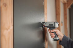 PVC an der Wand kleben » Schritt-für-Schritt-Anleitung